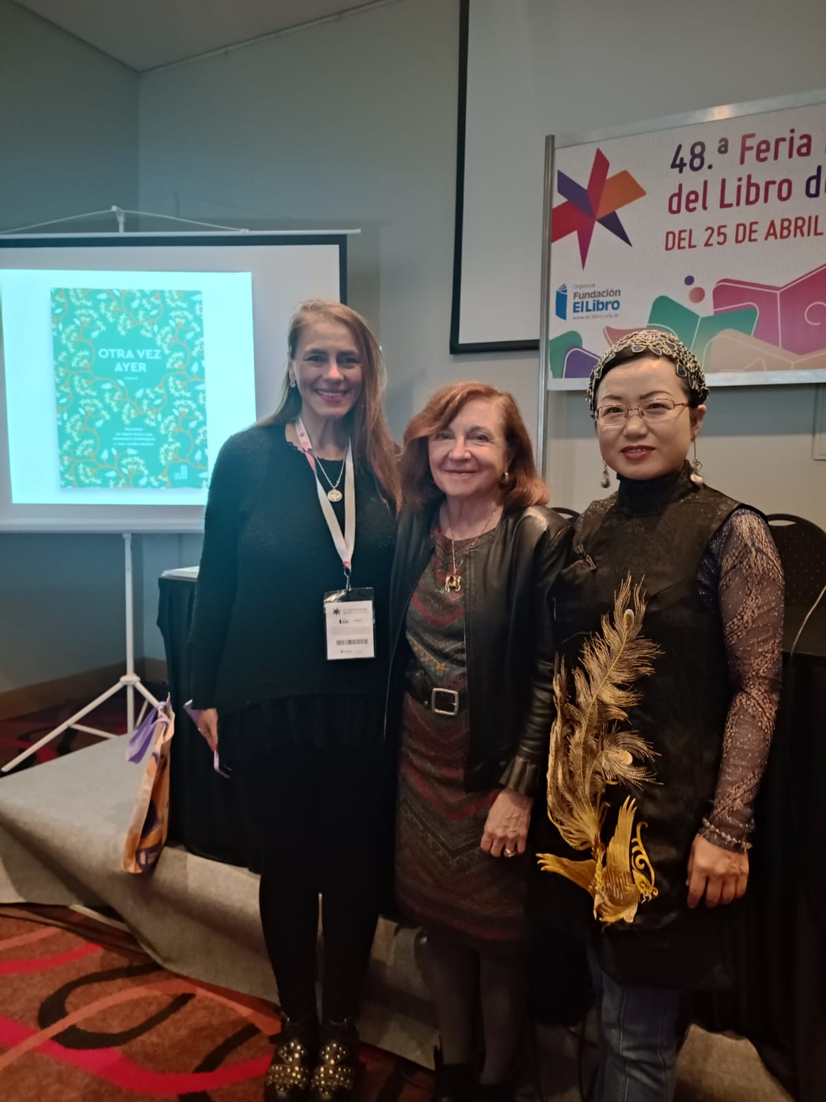 Diálogo de María Rosa Lojo con la poeta china Zhao Si, Feria ...